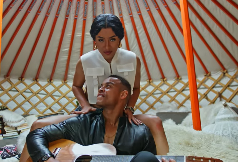 Fatima Altieri n’a d’yeux que pour Robert Andrew Ri’Chard dans “Tout ...